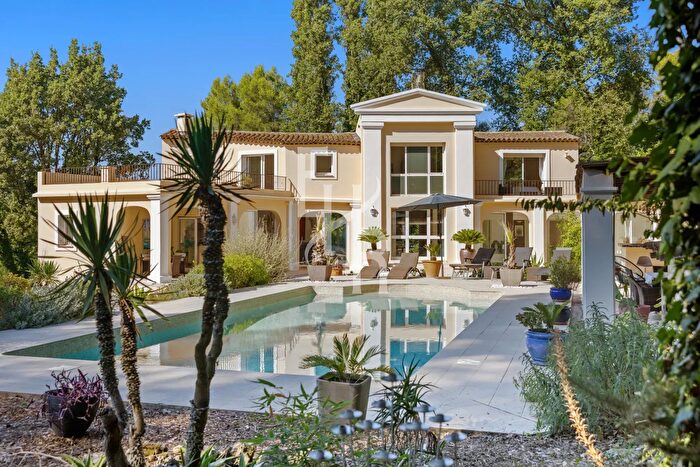 Maison à vendre - Mougins, Centre-ville, Village, Tournamy, Le Val de Mougins - 10 pièces