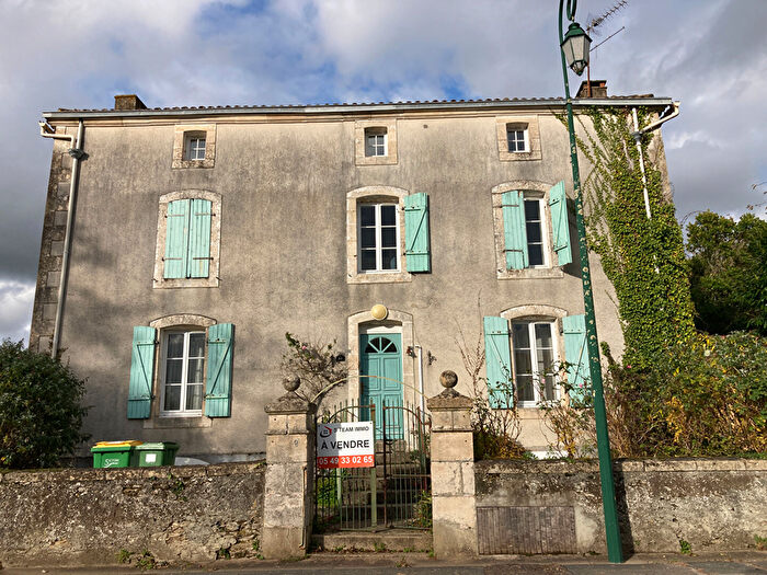 Maison à vendre - Fenioux - 8 pièces - 4 chambres