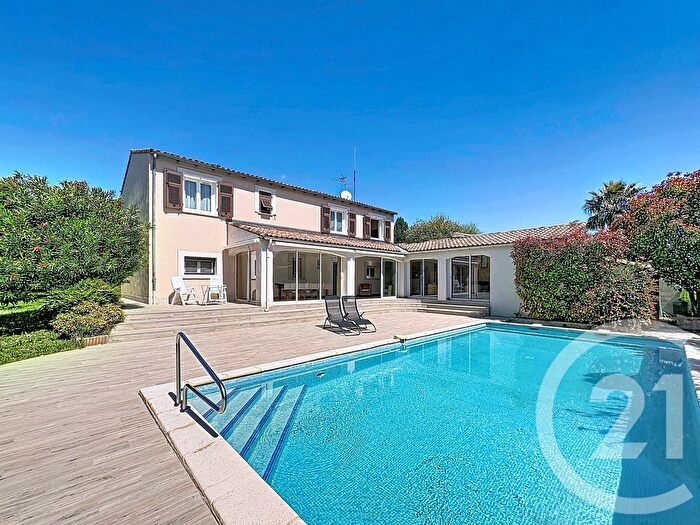 Maison 8 pièces à Castries, à vendre