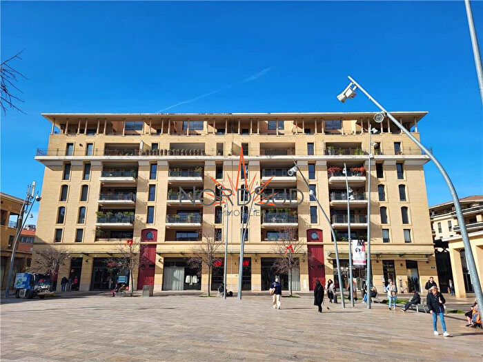Appartement à louer - Aix-en-Provence, Centre-ville - 4 pièces - 3 chambres