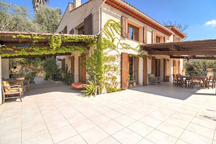 Maison à vendre - Saint-Martin-du-Var - 6 pièces - 3 chambres