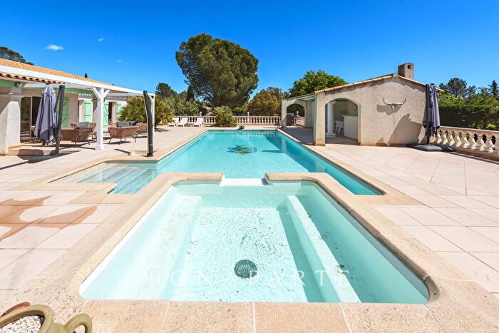 Maison à vendre - Roquebrune-sur-Argens, La Bouverie - 10 pièces - 8 chambres