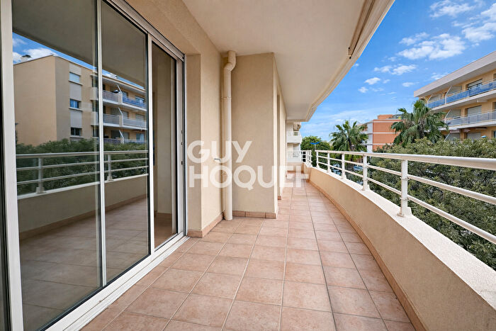 Appartement à vendre - Cavalaire-sur-Mer, Centre-ville - 3 pièces - 2 chambres