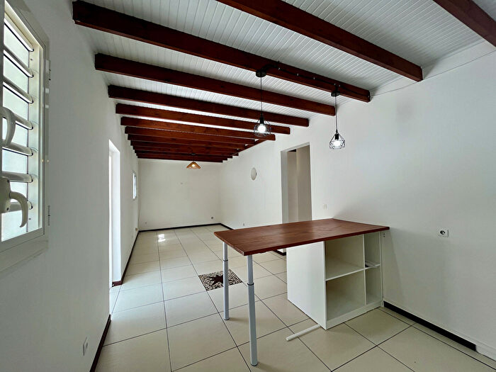 Maison 3 pièces à Sainte-Anne, à louer