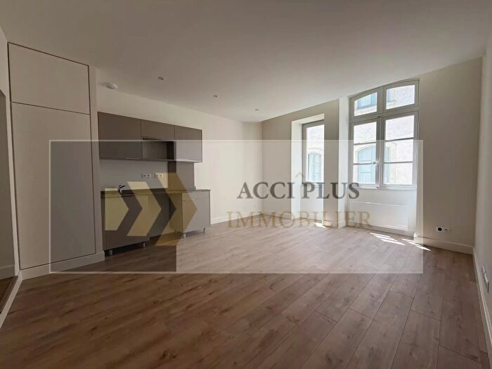 Appartement 3 pièces à louer à Nîmes, Ecusson, Arènes