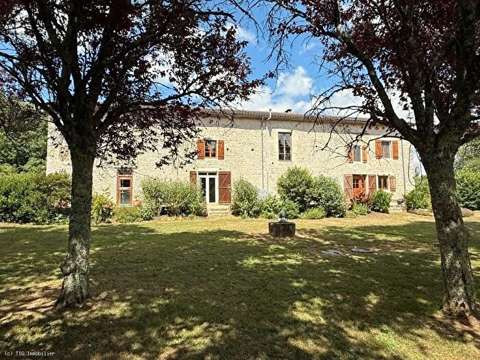 Maison à vendre - Civray - 10 pièces - 2 chambres