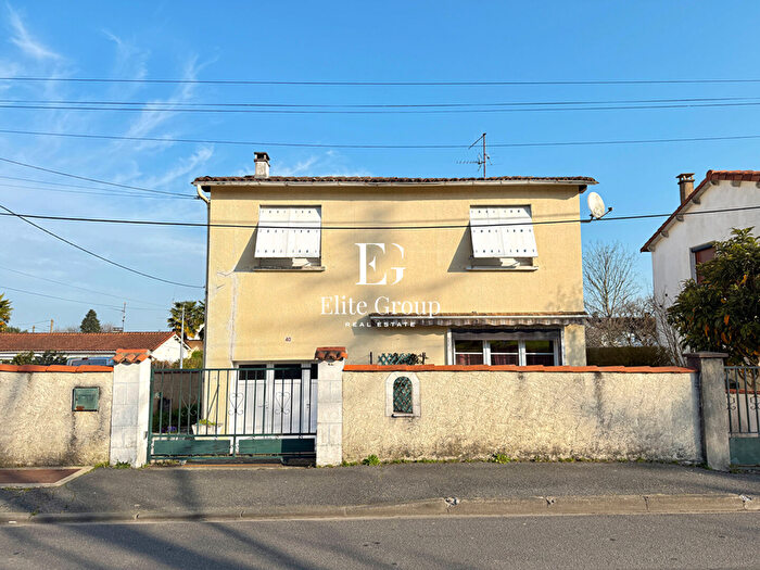 Maison à vendre - LIsle-dEspagnac - 6 pièces - 4 chambres