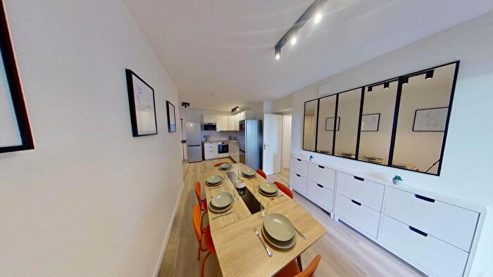 Appartement à louer - Le Bachut, Lyon ème arrondissement - 7 pièces - 4 chambres