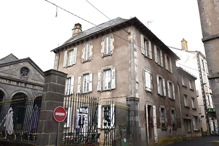 Mauriac : Maison 10 pièces à vendre