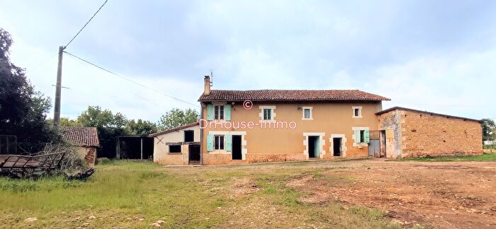 Maison 9 pièces à Pleuville, à vendre