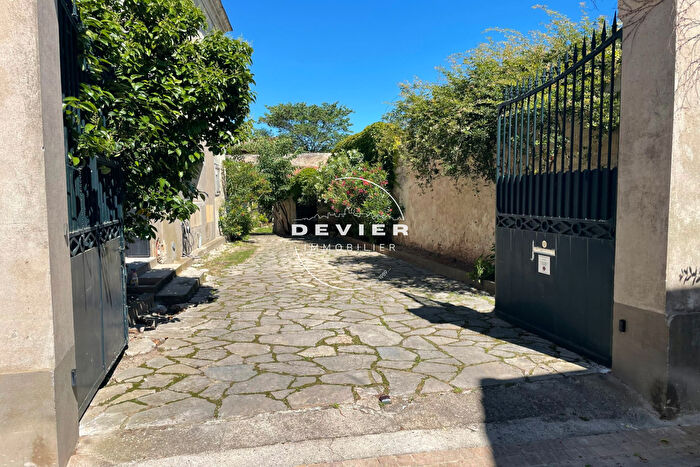 Maison à vendre - Saint-Geniès-des-Mourgues - 9 pièces - 7 chambres