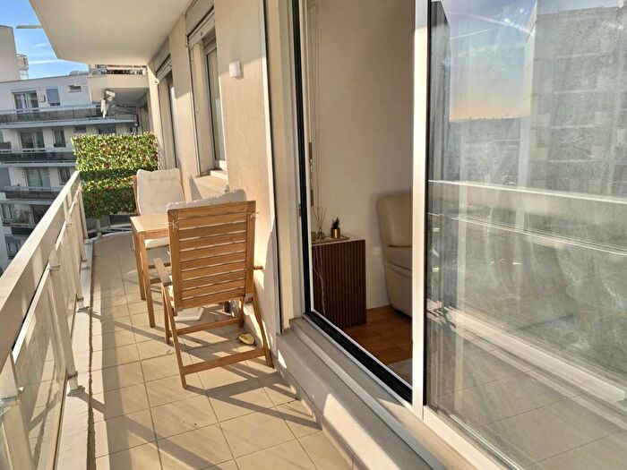 Appartement à louer - Levallois-Perret - 3 pièces - 2 chambres