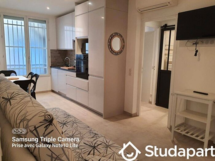 Appartement à louer - Lagare, Antibes - 3 pièces - 2 chambres