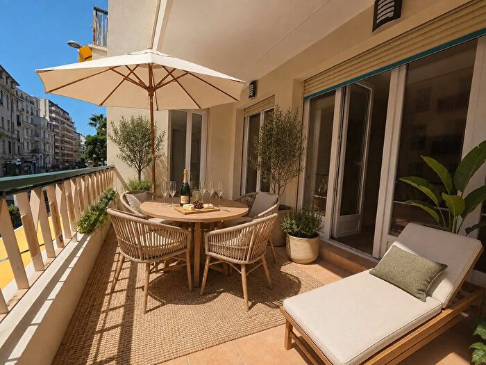 Appartement 3 pièces à vendre - Nice, Carré d'or