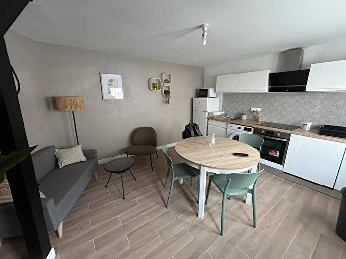 Maison à louer - Centre Ville, Saint-Quentin - 2 pièces - 2 chambres