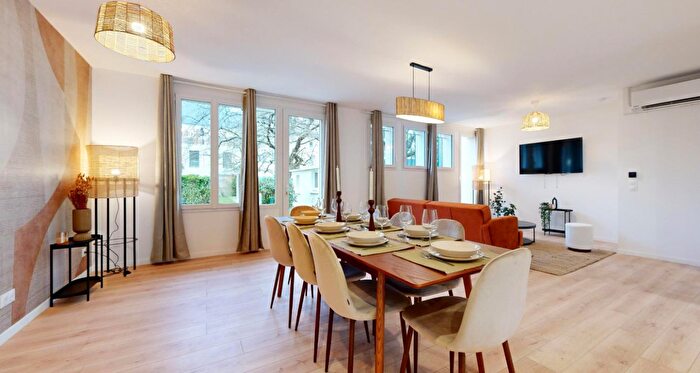 Quartiers Sud-Ouest, Sainte-Thérèse : Appartement 13 pièces à louer