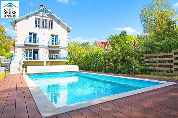 Maison à vendre - Arcachon, Ville dHiver, Parc Mauresque - 8 pièces - 6 chambres