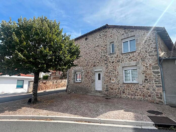 Maison 5 pièces à Chabanais, à vendre