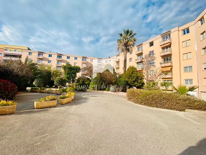 Appartement à vendre - Hyères, Gare, Godillot - 4 pièces - 3 chambres