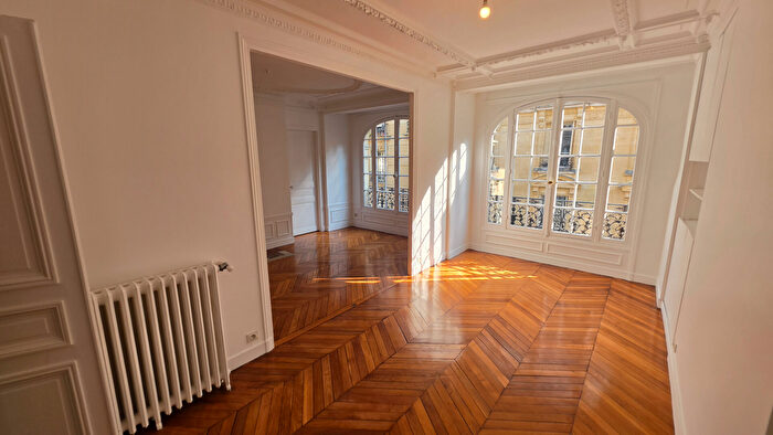 Paris 18ème, Grandes Carrières, Clichy : Appartement 4 pièces à louer