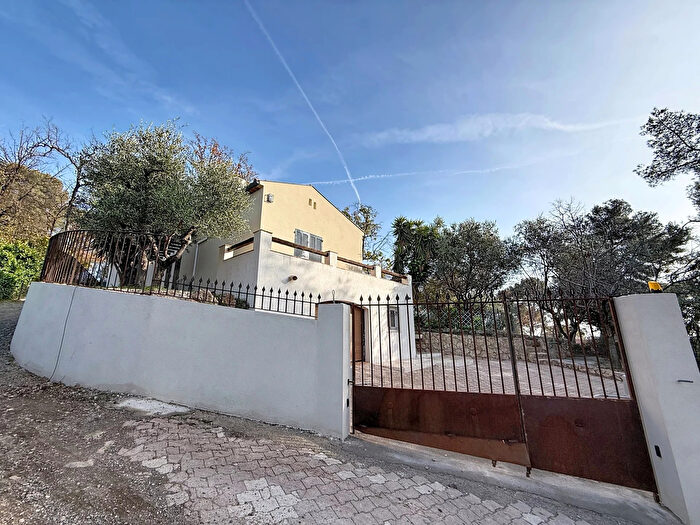 Maison à louer - La Gaude - 6 pièces - 4 chambres