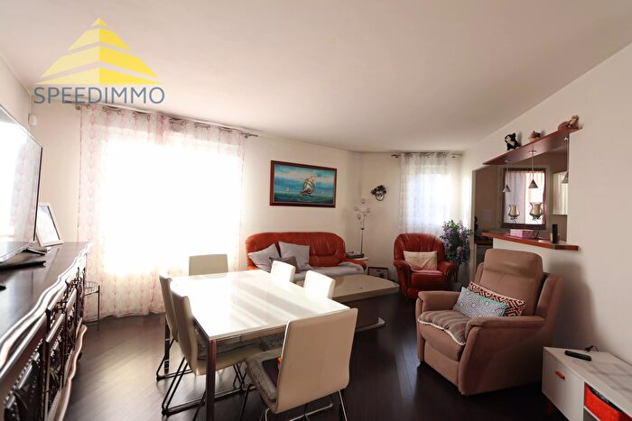 Appartement à vendre - Mandres-les-Roses - 3 pièces - 2 chambres