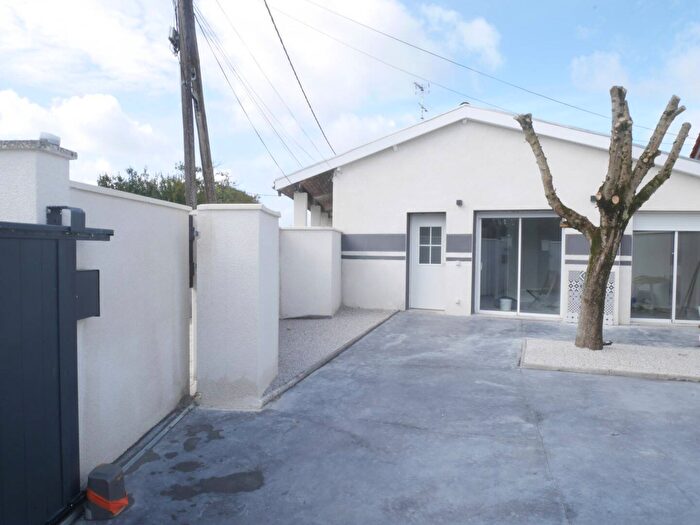 Maison à louer - Centre Ville, Saint-Médard-en-Jalles - 3 pièces - 2 chambres