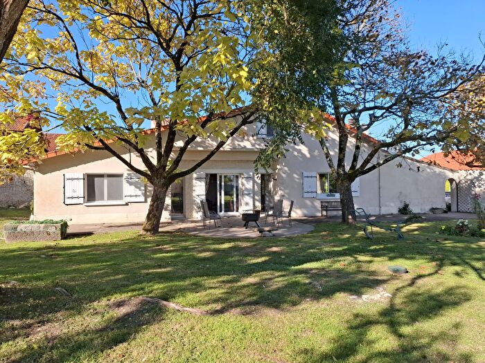 Maison à vendre - Loubillé - 8 pièces - 3 chambres