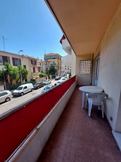 Nice, Poètes : Appartement 1 pièce à louer