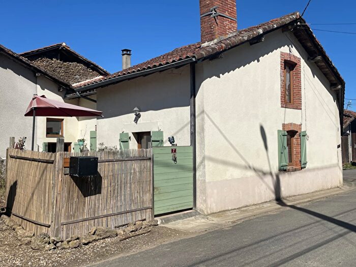 Maison à vendre - Chassenon - 6 pièces - 3 chambres