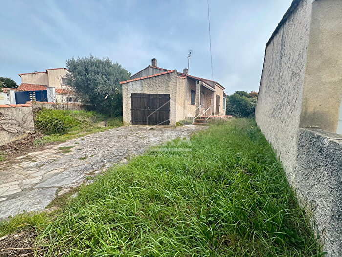 Saint-Mitre-les-Remparts : Maison 2 pièces à vendre