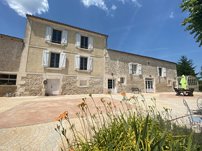 Maison 10 pièces à Asnières-sur-Nouère, à vendre