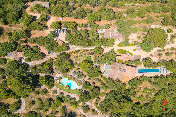 Maison à vendre - Saint-Maximin-la-Sainte-Baume, Clos de Roques - 17 pièces - 11 chambres