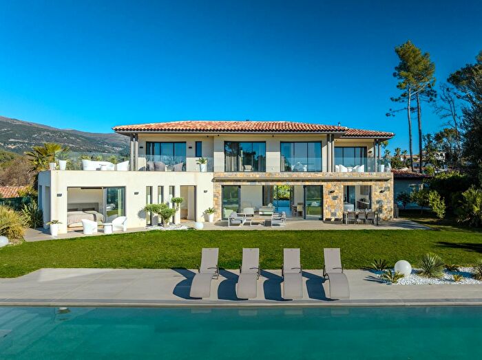 Maison 7 pièces à louer à Roquefort-les-Pins