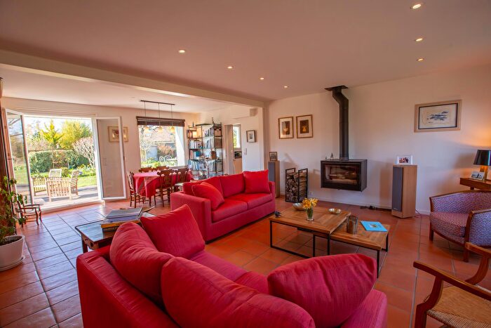 Maison à vendre - Le Mesnil-Saint-Denis - 5 pièces - 4 chambres