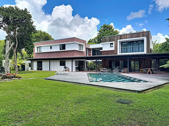 Maison à vendre - Fort-de-France - 9 pièces - 3 chambres