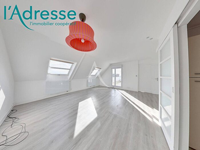 Appartement à louer - Pvé Neuf-Mont dEst, Noisy-le-Grand - 4 pièces - 2 chambres