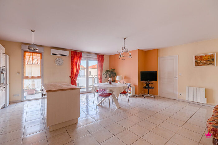 Appartement à vendre - Saint-Priest, Village - 4 pièces - 3 chambres