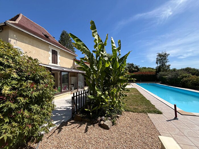 Saint-Jory-de-Chalais : Maison 11 pièces à vendre