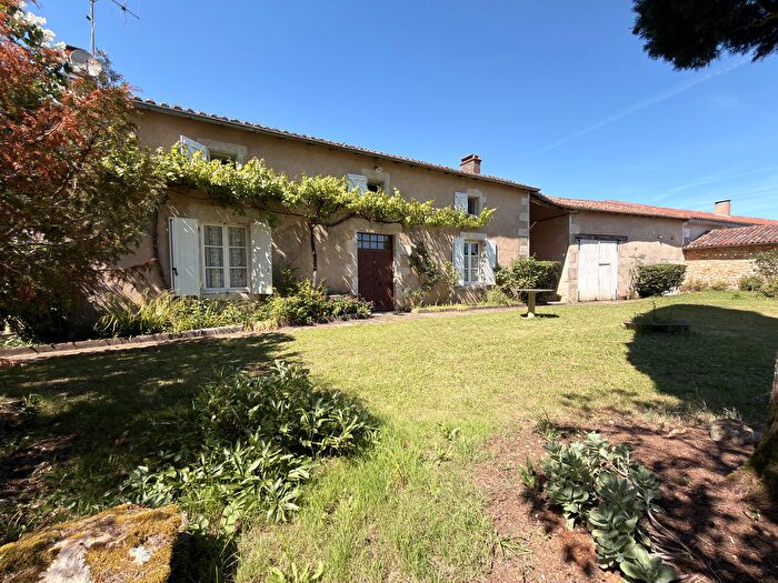 Maison 6 pièces à vendre à Nanteuil-en-Vallée