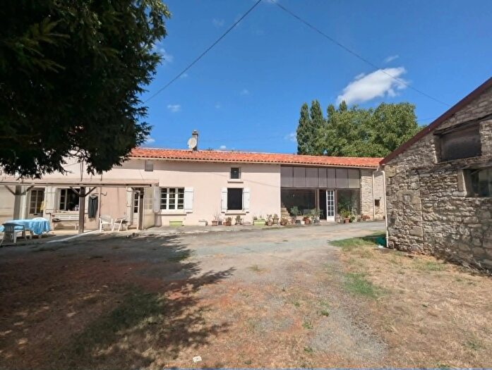 Bazoges-en-Pareds - Maison 8 pièces à vendre