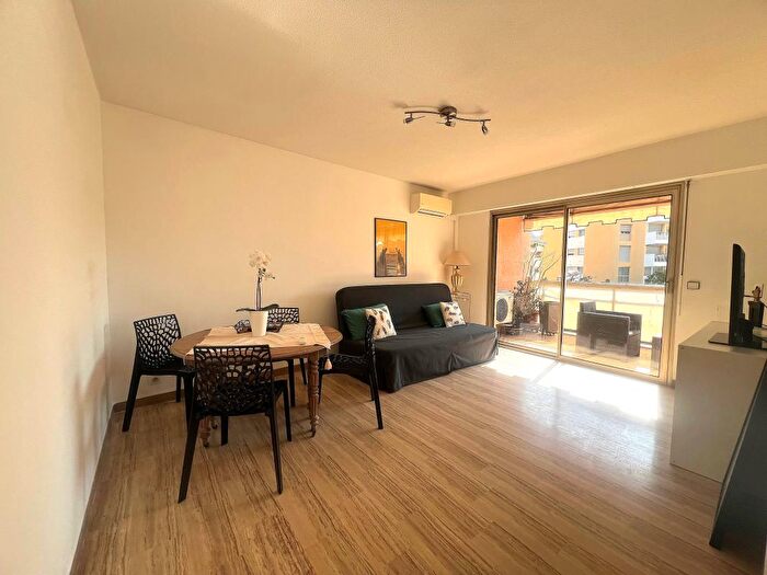 Appartement 2 pièces à vendre à Cannes, Californie Pezou