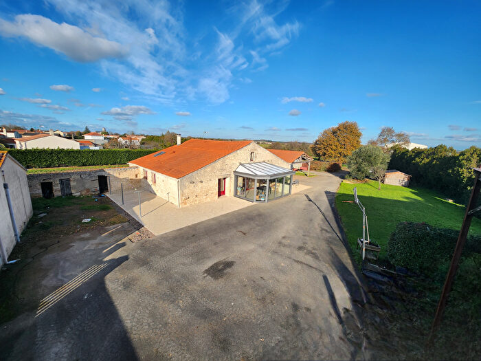 Maison à vendre - Sainte-Gemme-la-Plaine - 7 pièces - 4 chambres