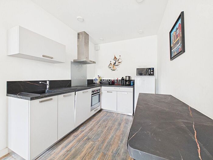 Appartement à louer - Centre Ville, Quimper - 2 pièces - 1 chambre