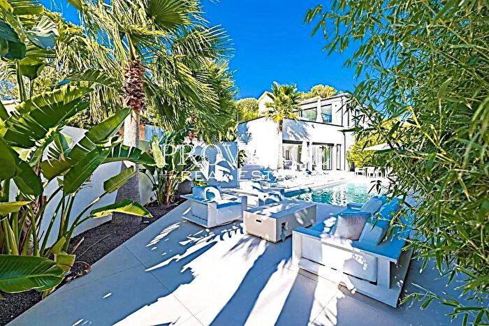 Maison à louer - Les Camoins, Marseille ème arrondissement - 6 pièces - 6 chambres