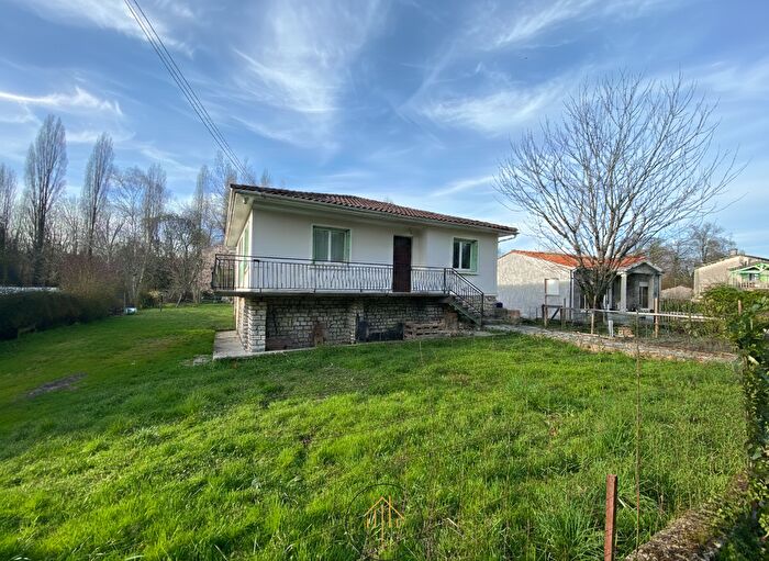 Maison à vendre - Chalais - 6 pièces - 5 chambres