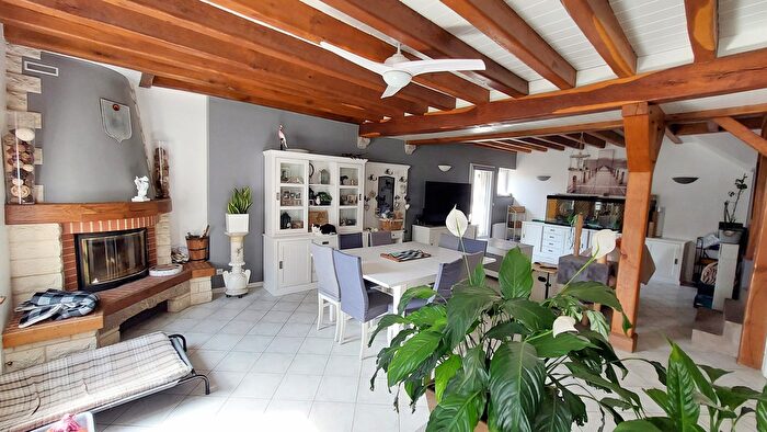 Maison 6 pièces à vendre à Saint-Claude-de-Diray