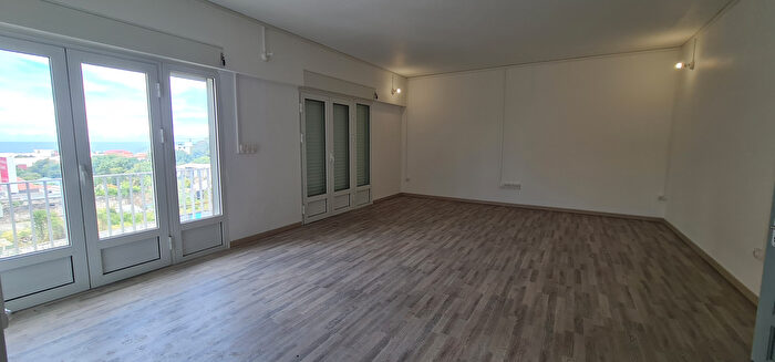 Appartement 4 pièces à Saint-Pierre, Centre-ville, à vendre