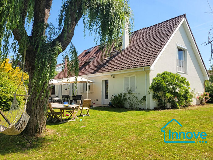Maison 9 pièces à Voisins-le-Bretonneux, à vendre