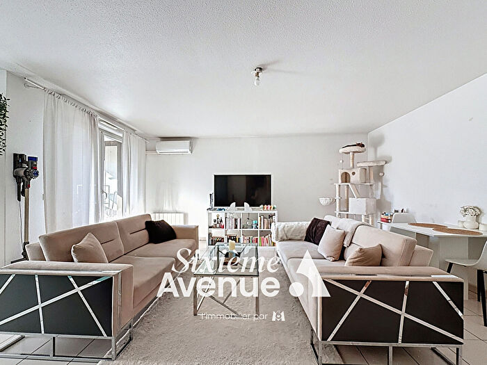 Appartement à vendre - Vénissieux, Centre-ville - 3 pièces - 2 chambres